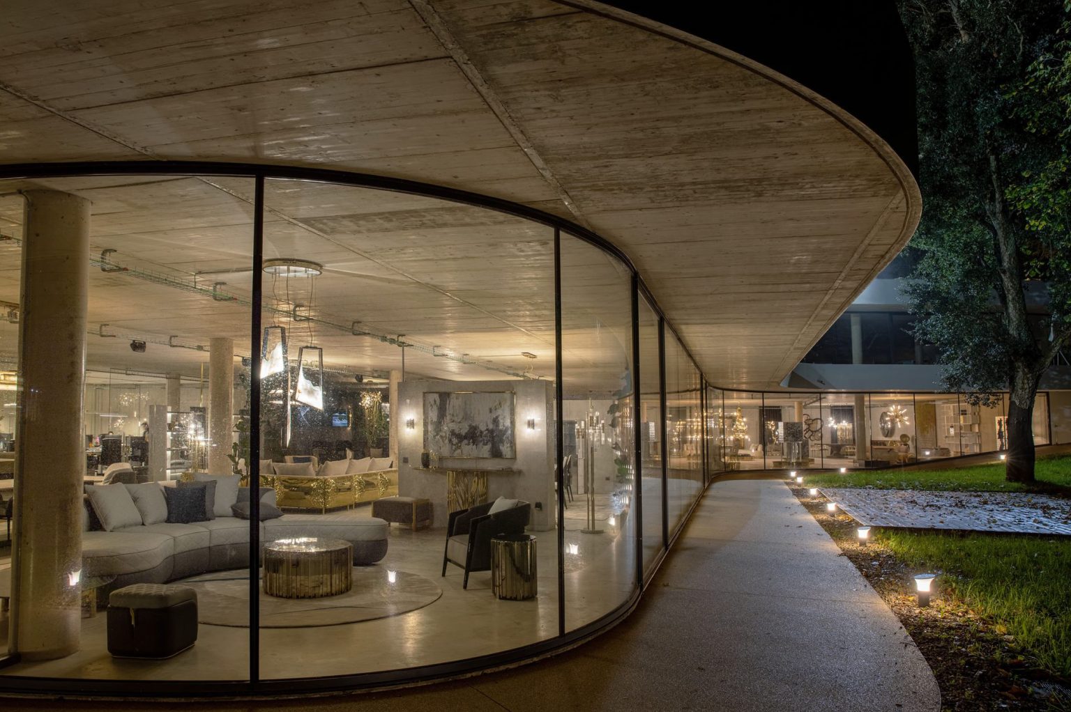 Curved Windows in Architecture: A Seamless Blend of Elegance and ...